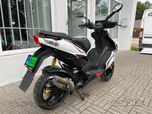 White Aprilia SR 50R 2017 in Tallinn, with an engine capacity of 49.00 L and mileage of 463 thousand km for 2750 €, photo 4 on AUTOMOTO.COM.LV