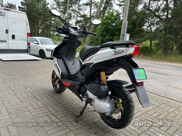 White Aprilia SR 50R 2017 in Tallinn, with an engine capacity of 49.00 L and mileage of 463 thousand km for 2750 €, photo 4 on AUTOMOTO.COM.LV