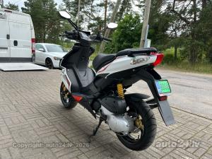 White Aprilia SR 50R 2017 in Tallinn, with an engine capacity of 49.00 L and mileage of 463 thousand km for 2750 €, photo 5 on AUTOMOTO.COM.LV