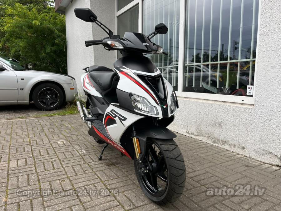 White Aprilia SR 50R 2017 in Tallinn, with an engine capacity of 49.00 L and mileage of 463 thousand km for 2750 €, photo 7 on AUTOMOTO.COM.LV