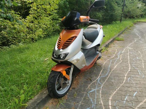 Black Aprilia SR 2002 in Kaunas, with an engine capacity of 49.00 L and mileage of 20 thousand km for 800 €, photo 1 on AUTOMOTO.COM.LV