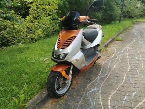 Black Aprilia SR 2002 in Kaunas, with an engine capacity of 49.00 L and mileage of 20 thousand km for 800 €, photo  on AUTOMOTO.COM.LV