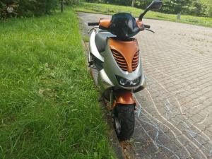 Black Aprilia SR 2002 in Kaunas, with an engine capacity of 49.00 L and mileage of 20 thousand km for 800 €, photo 3 on AUTOMOTO.COM.LV