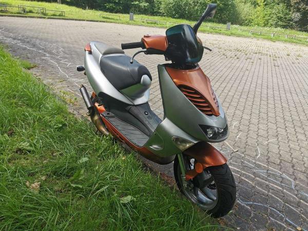 Black Aprilia SR 2002 in Kaunas, with an engine capacity of 49.00 L and mileage of 20 thousand km for 800 €, photo 3 on AUTOMOTO.COM.LV