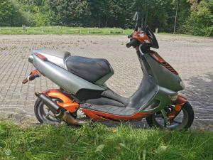 Black Aprilia SR 2002 in Kaunas, with an engine capacity of 49.00 L and mileage of 20 thousand km for 800 €, photo 5 on AUTOMOTO.COM.LV