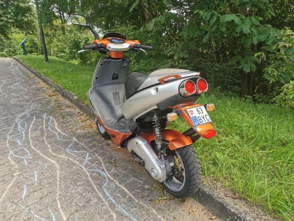Black Aprilia SR 2002 in Kaunas, with an engine capacity of 49.00 L and mileage of 20 thousand km for 800 €, photo 5 on AUTOMOTO.COM.LV