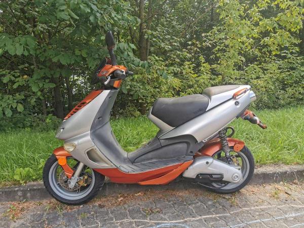 Black Aprilia SR 2002 in Kaunas, with an engine capacity of 49.00 L and mileage of 20 thousand km for 800 €, photo 6 on AUTOMOTO.COM.LV