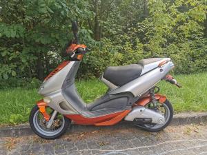 Black Aprilia SR 2002 in Kaunas, with an engine capacity of 49.00 L and mileage of 20 thousand km for 800 €, photo 7 on AUTOMOTO.COM.LV