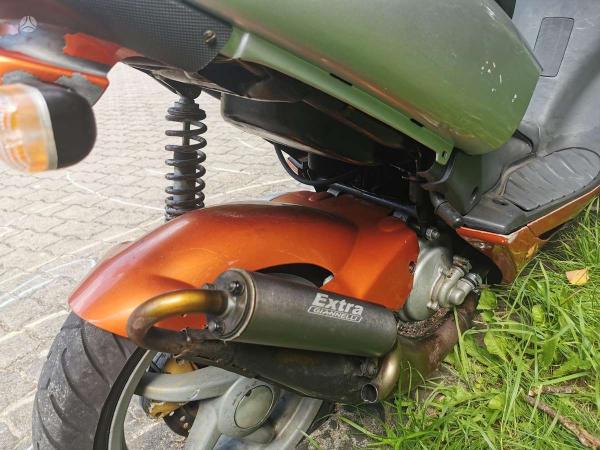 Black Aprilia SR 2002 in Kaunas, with an engine capacity of 49.00 L and mileage of 20 thousand km for 800 €, photo 7 on AUTOMOTO.COM.LV