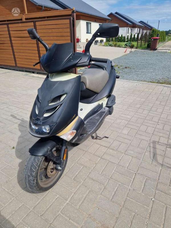 Черный Априлия SR 2003 в Клайпеда, объемом двигателя 49.00 л и пробегом 11 тыс. км за 1400 €, фото 3 на AUTOMOTO.COM.LV