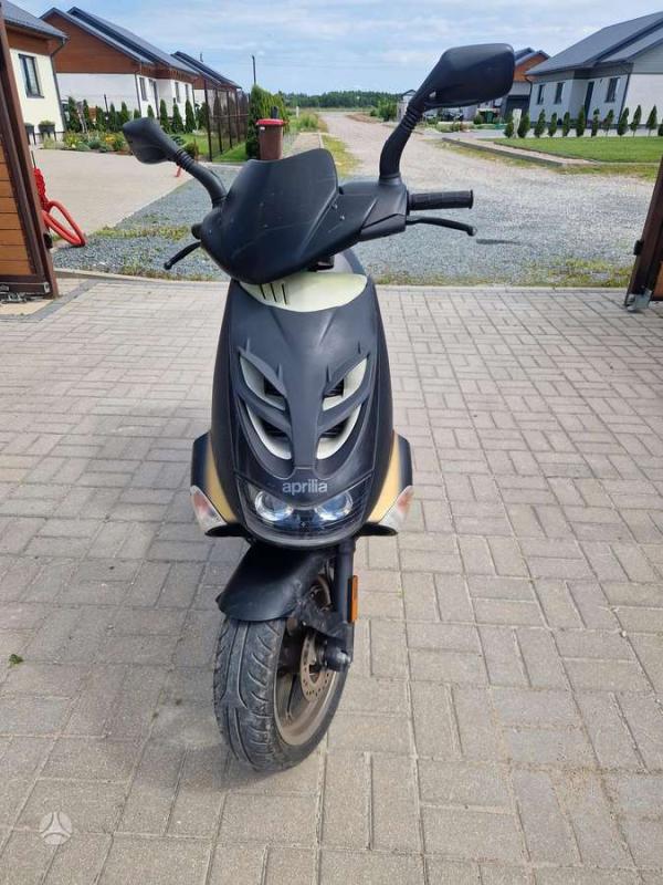 Black Aprilia SR 2003 in Klaipeda, with an engine capacity of 49.00 L and mileage of 11 thousand km for 1400 €, photo 2 on AUTOMOTO.COM.LV