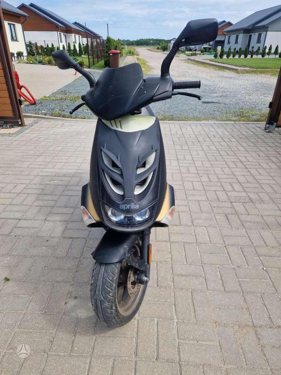 Black Aprilia SR 2003 in Klaipeda, with an engine capacity of 49.00 L and mileage of 11 thousand km for 1400 €, photo 3 on AUTOMOTO.COM.LV