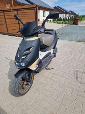 Black Aprilia SR 2003 in Klaipeda, with an engine capacity of 49.00 L and mileage of 11 thousand km for 1400 €, photo 4 on AUTOMOTO.COM.LV