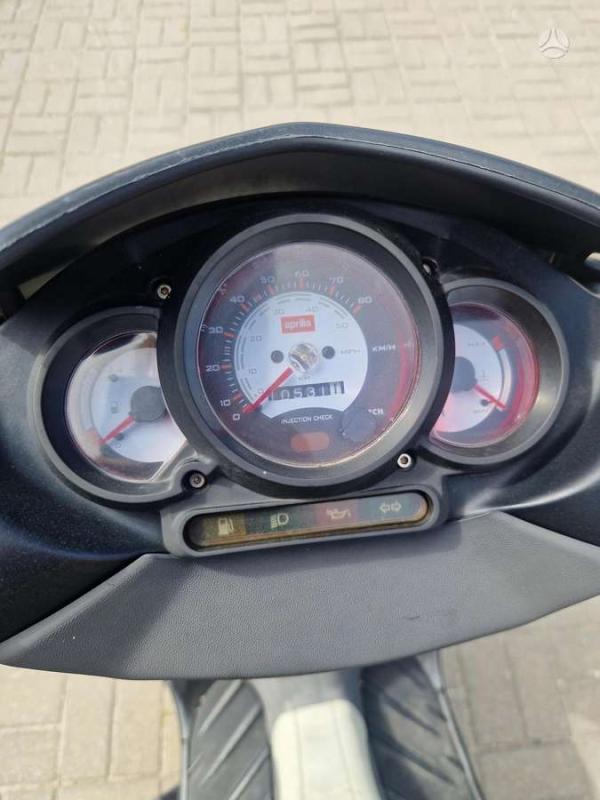 Black Aprilia SR 2003 in Klaipeda, with an engine capacity of 49.00 L and mileage of 11 thousand km for 1400 €, photo 4 on AUTOMOTO.COM.LV