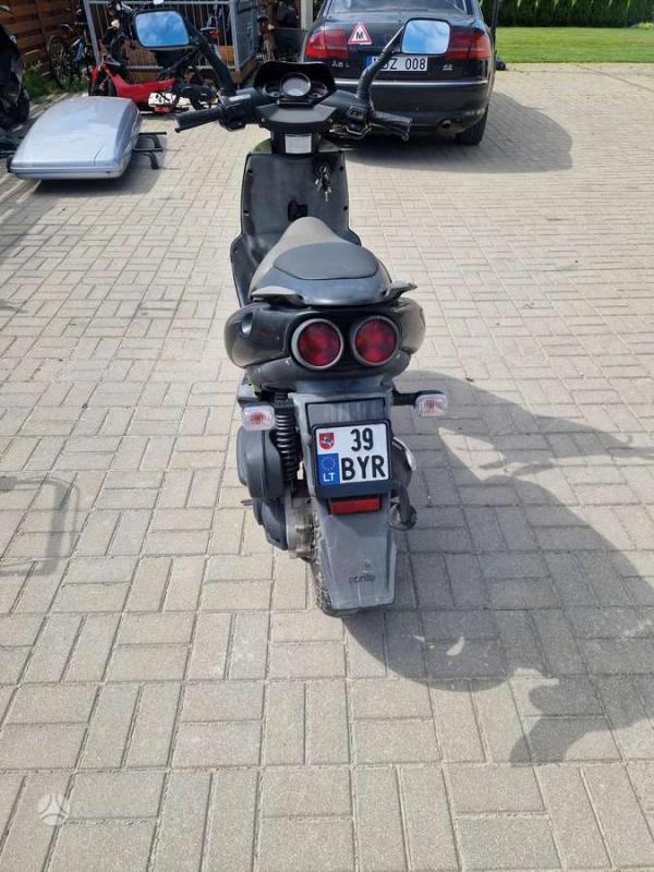 Black Aprilia SR 2003 in Klaipeda, with an engine capacity of 49.00 L and mileage of 11 thousand km for 1400 €, photo 5 on AUTOMOTO.COM.LV