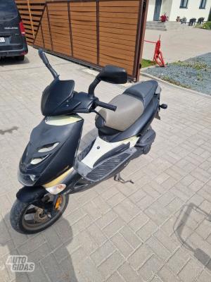 Black Aprilia SR 2003 in Klaipeda, with an engine capacity of 0.05 L and mileage of 11 thousand km for 1400 €, photo 4 on AUTOMOTO.COM.LV
