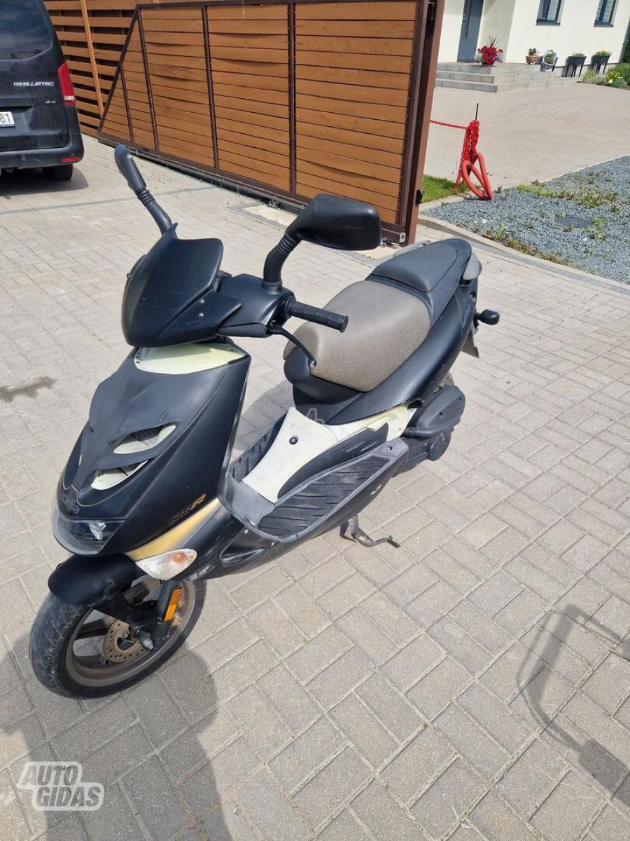 Black Aprilia SR 2003 in Klaipeda, with an engine capacity of 0.05 L and mileage of 11 thousand km for 1400 €, photo 4 on AUTOMOTO.COM.LV