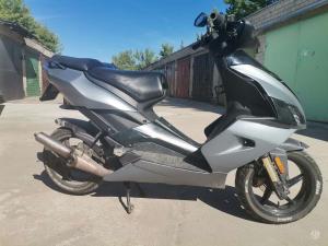 Black Aprilia SR 2004 in Vilnius, with an engine capacity of 49.00 L and mileage of 15 thousand km for 1250 €, photo  on AUTOMOTO.COM.LV