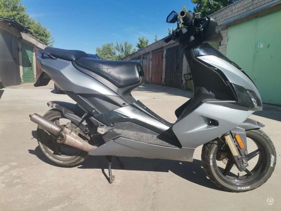 Melns Aprilia SR 2004 Viļņa, ar dzinēja tilpumu 49.00 L un nobraukumu 15 tūkst. km par 1250 €, foto 1 vietnē AUTOMOTO.COM.LV