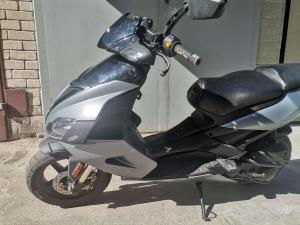 Melns Aprilia SR 2004 Viļņa, ar dzinēja tilpumu 49.00 L un nobraukumu 15 tūkst. km par 1250 €, foto 3 vietnē AUTOMOTO.COM.LV