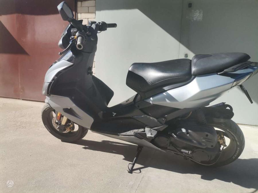 Melns Aprilia SR 2004 Viļņa, ar dzinēja tilpumu 49.00 L un nobraukumu 15 tūkst. km par 1250 €, foto 4 vietnē AUTOMOTO.COM.LV