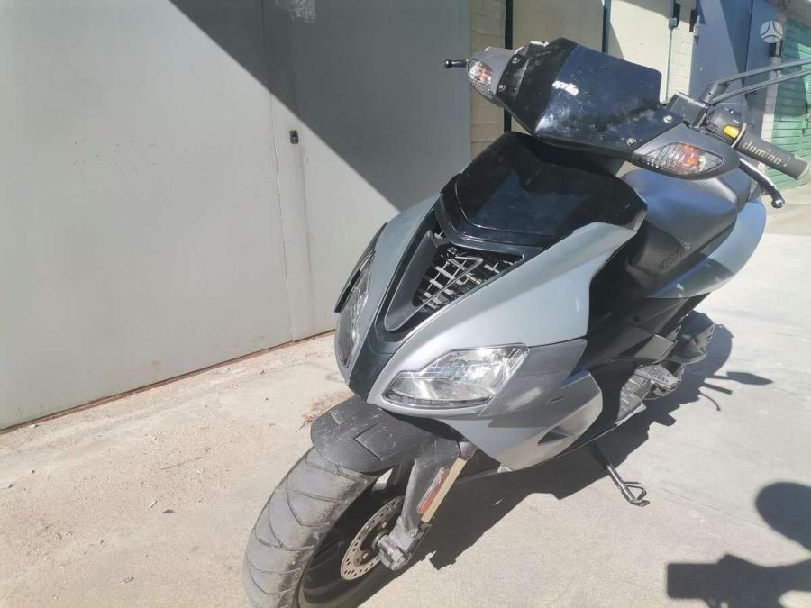 Melns Aprilia SR 2004 Viļņa, ar dzinēja tilpumu 49.00 L un nobraukumu 15 tūkst. km par 1250 €, foto 5 vietnē AUTOMOTO.COM.LV