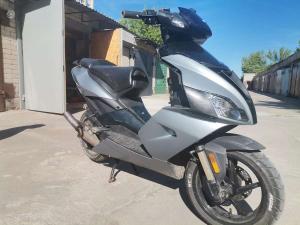 Melns Aprilia SR 2004 Viļņa, ar dzinēja tilpumu 49.00 L un nobraukumu 15 tūkst. km par 1250 €, foto 7 vietnē AUTOMOTO.COM.LV