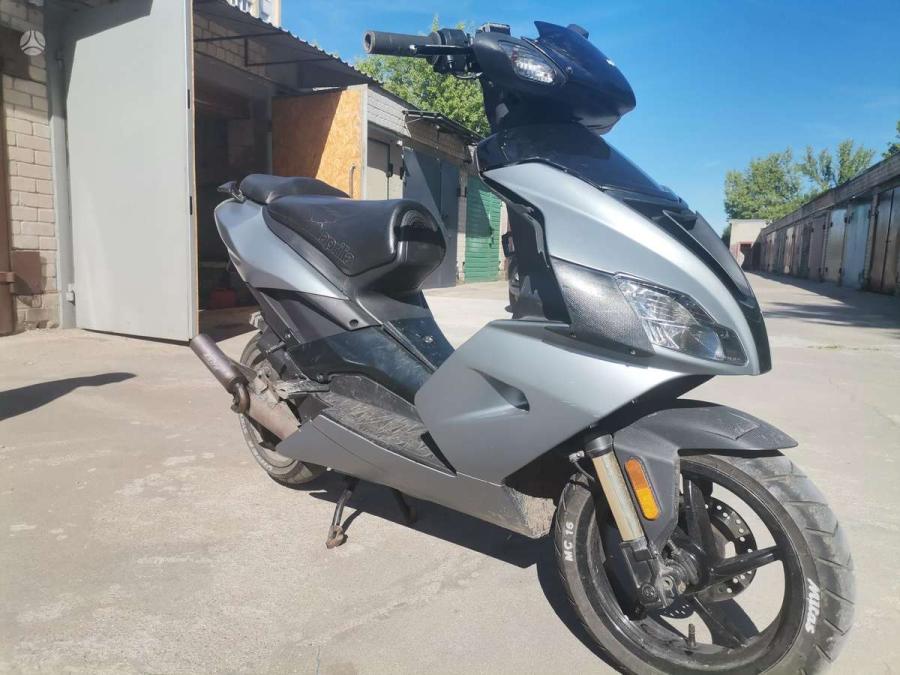 Melns Aprilia SR 2004 Viļņa, ar dzinēja tilpumu 49.00 L un nobraukumu 15 tūkst. km par 1250 €, foto 7 vietnē AUTOMOTO.COM.LV