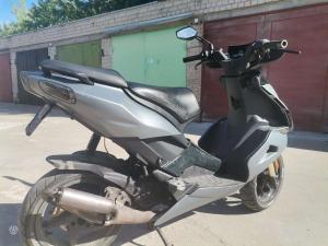 Melns Aprilia SR 2004 Viļņa, ar dzinēja tilpumu 49.00 L un nobraukumu 15 tūkst. km par 1250 €, foto 8 vietnē AUTOMOTO.COM.LV