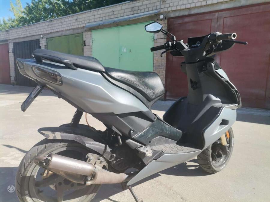 Melns Aprilia SR 2004 Viļņa, ar dzinēja tilpumu 49.00 L un nobraukumu 15 tūkst. km par 1250 €, foto 8 vietnē AUTOMOTO.COM.LV