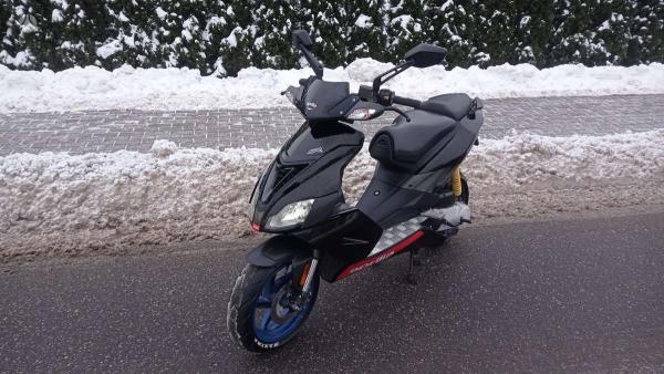 Black Aprilia SR 2005 in Vievis, with an engine capacity of 49.00 L and mileage of 27 thousand km for 1070 €, photo 1 on AUTOMOTO.COM.LV