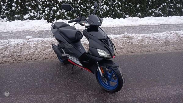 Black Aprilia SR 2005 in Vievis, with an engine capacity of 49.00 L and mileage of 27 thousand km for 1070 €, photo 2 on AUTOMOTO.COM.LV