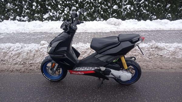 Black Aprilia SR 2005 in Vievis, with an engine capacity of 49.00 L and mileage of 27 thousand km for 1070 €, photo 3 on AUTOMOTO.COM.LV