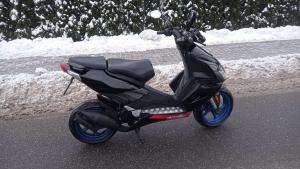 Melns Aprilia SR 2005 Vievis, ar dzinēja tilpumu 49.00 L un nobraukumu 27 tūkst. km par 1070 €, foto 4 vietnē AUTOMOTO.COM.LV
