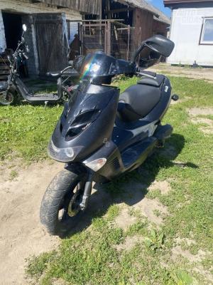 Melns Aprilia SR 2005 Šilutė, ar dzinēja tilpumu 0.07 L un nobraukumu 25 tūkst. km par 1300 €, foto  vietnē AUTOMOTO.COM.LV