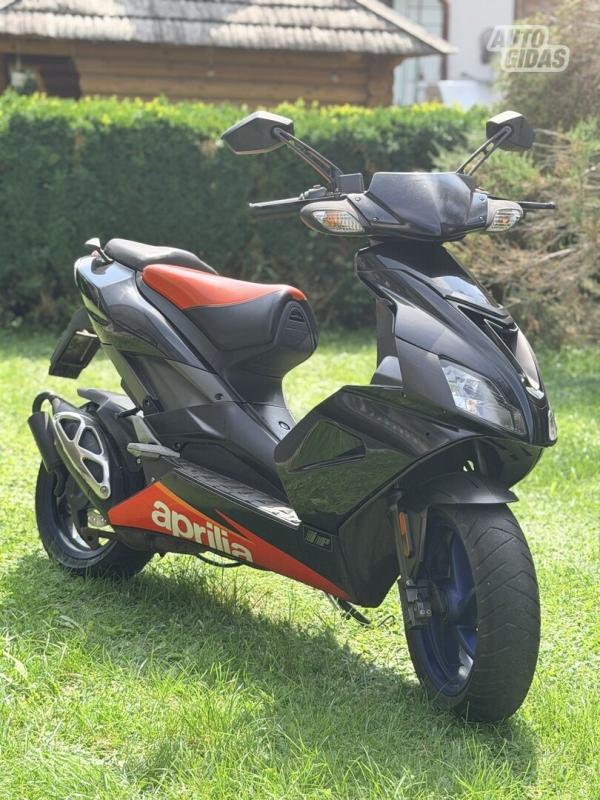 Black Aprilia SR 2005 in Kaunas, with an engine capacity of 0.05 L and mileage of 31 thousand km for 1050 €, photo 1 on AUTOMOTO.COM.LV