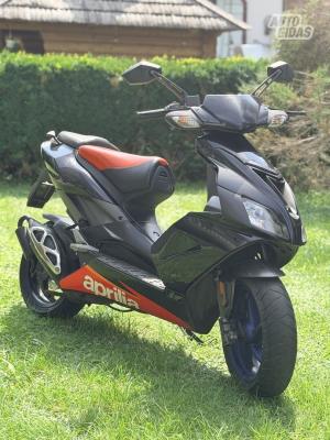 Black Aprilia SR 2005 in Kaunas, with an engine capacity of 0.05 L and mileage of 31 thousand km for 1050 €, photo 1 on AUTOMOTO.COM.LV