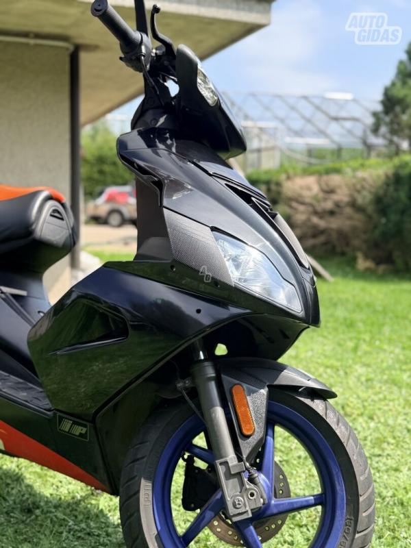Black Aprilia SR 2005 in Kaunas, with an engine capacity of 0.05 L and mileage of 31 thousand km for 1050 €, photo 2 on AUTOMOTO.COM.LV