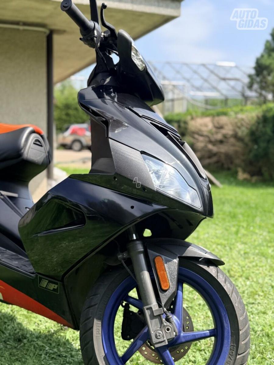 Black Aprilia SR 2005 in Kaunas, with an engine capacity of 0.05 L and mileage of 31 thousand km for 1050 €, photo 3 on AUTOMOTO.COM.LV