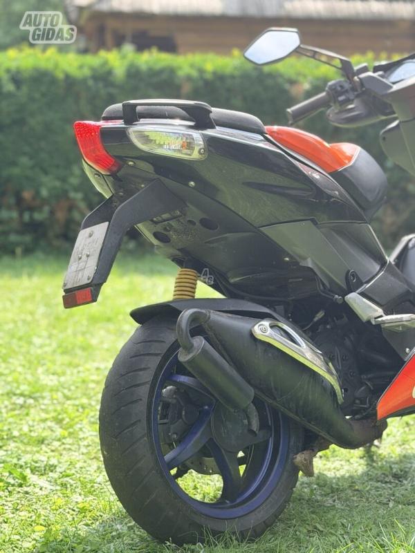 Black Aprilia SR 2005 in Kaunas, with an engine capacity of 0.05 L and mileage of 31 thousand km for 1050 €, photo 4 on AUTOMOTO.COM.LV