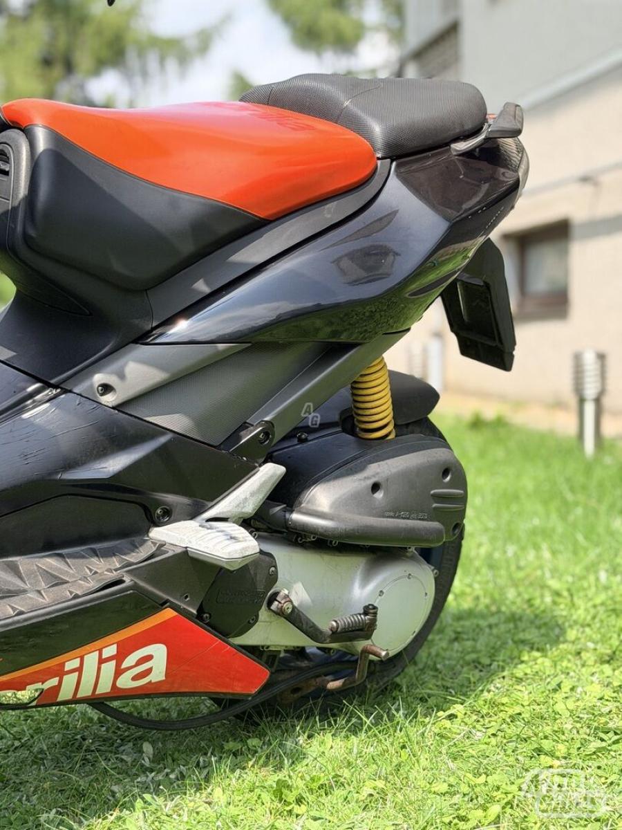 Black Aprilia SR 2005 in Kaunas, with an engine capacity of 0.05 L and mileage of 31 thousand km for 1050 €, photo 6 on AUTOMOTO.COM.LV