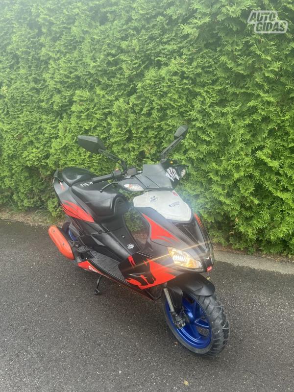 Melns Aprilia SR 2007 Kauņa, ar dzinēja tilpumu 0.05 L un nobraukumu 12 tūkst. km par 1100 €, foto 1 vietnē AUTOMOTO.COM.LV