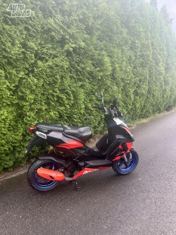 Melns Aprilia SR 2007 Kauņa, ar dzinēja tilpumu 0.05 L un nobraukumu 12 tūkst. km par 1100 €, foto 2 vietnē AUTOMOTO.COM.LV
