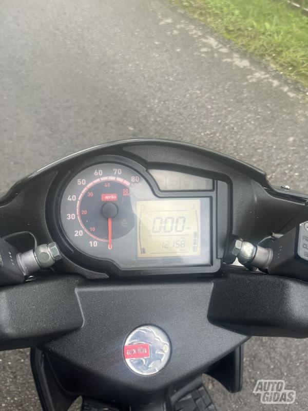 Melns Aprilia SR 2007 Kauņa, ar dzinēja tilpumu 0.05 L un nobraukumu 12 tūkst. km par 1100 €, foto 3 vietnē AUTOMOTO.COM.LV