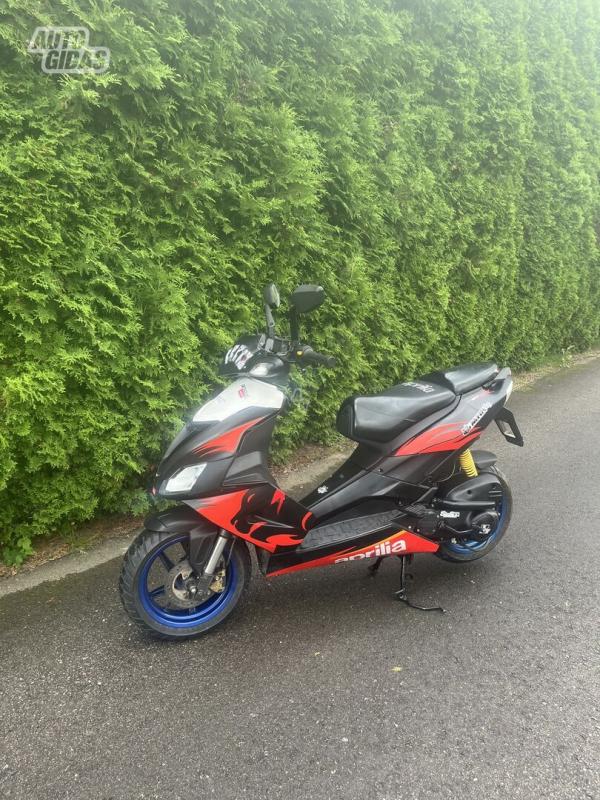 Melns Aprilia SR 2007 Kauņa, ar dzinēja tilpumu 0.05 L un nobraukumu 12 tūkst. km par 1100 €, foto 4 vietnē AUTOMOTO.COM.LV