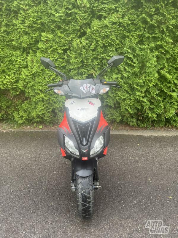Melns Aprilia SR 2007 Kauņa, ar dzinēja tilpumu 0.05 L un nobraukumu 12 tūkst. km par 1100 €, foto 5 vietnē AUTOMOTO.COM.LV