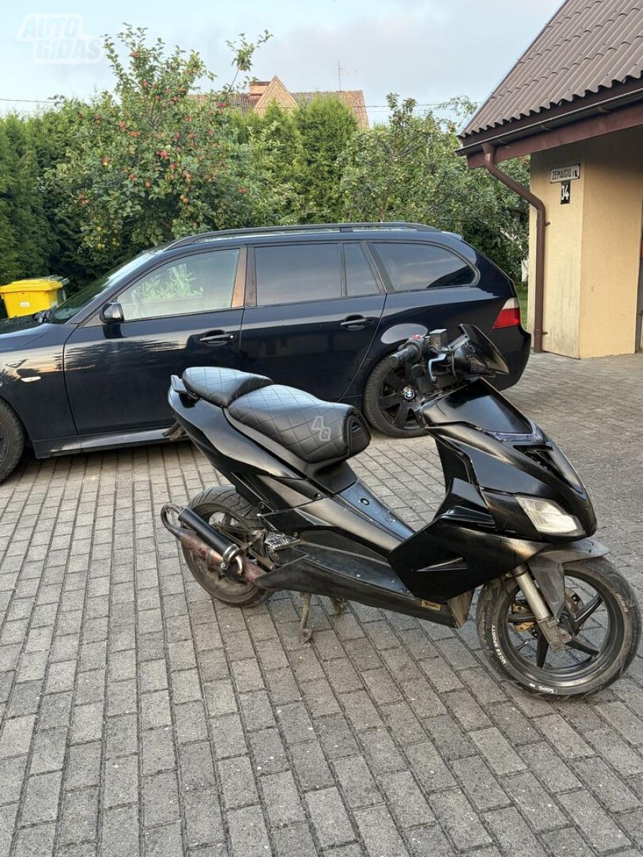 Black Aprilia SR 2007 in Kretinga, with an engine capacity of 0.00 L and mileage of 0 thousand km for 850 €, photo 3 on AUTOMOTO.COM.LV