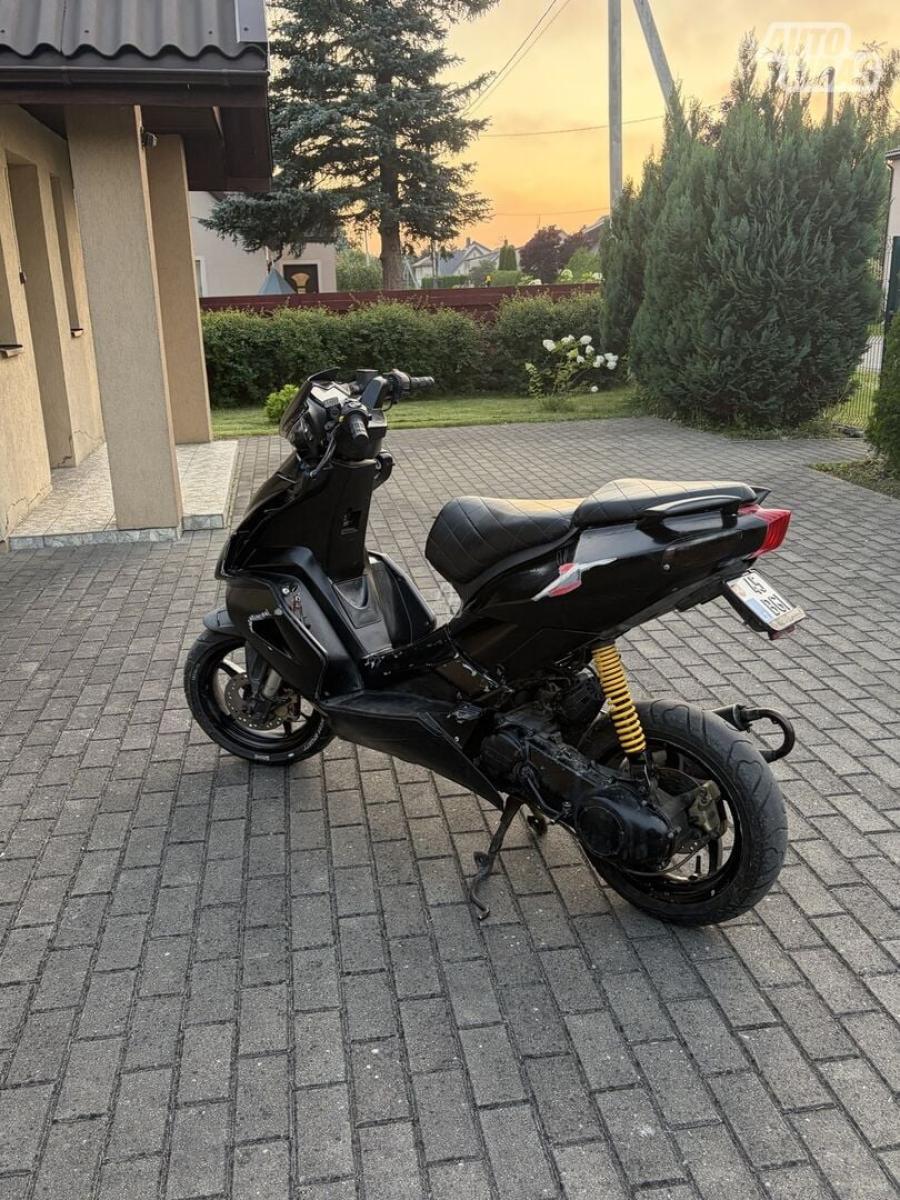 Black Aprilia SR 2007 in Kretinga, with an engine capacity of 0.00 L and mileage of 0 thousand km for 850 €, photo 6 on AUTOMOTO.COM.LV