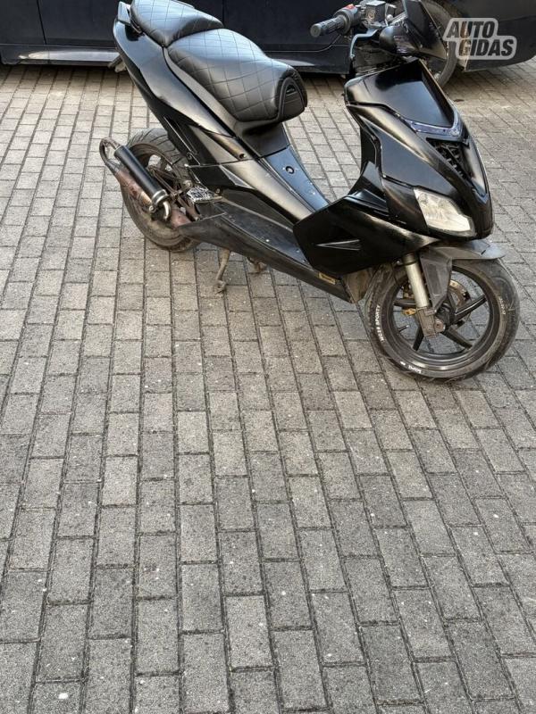 Black Aprilia SR 2007 in Kretinga, with an engine capacity of 0.00 L and mileage of 0 thousand km for 850 €, photo 6 on AUTOMOTO.COM.LV