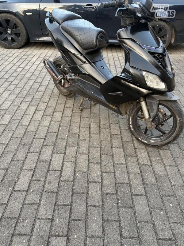 Black Aprilia SR 2007 in Kretinga, with an engine capacity of 0.00 L and mileage of 0 thousand km for 850 €, photo 8 on AUTOMOTO.COM.LV